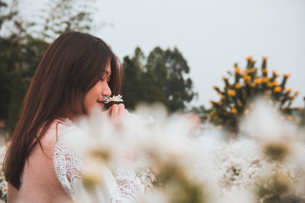Smelling Flowers All of Sudden? Spiritual Meaning Explained - Mercury ...