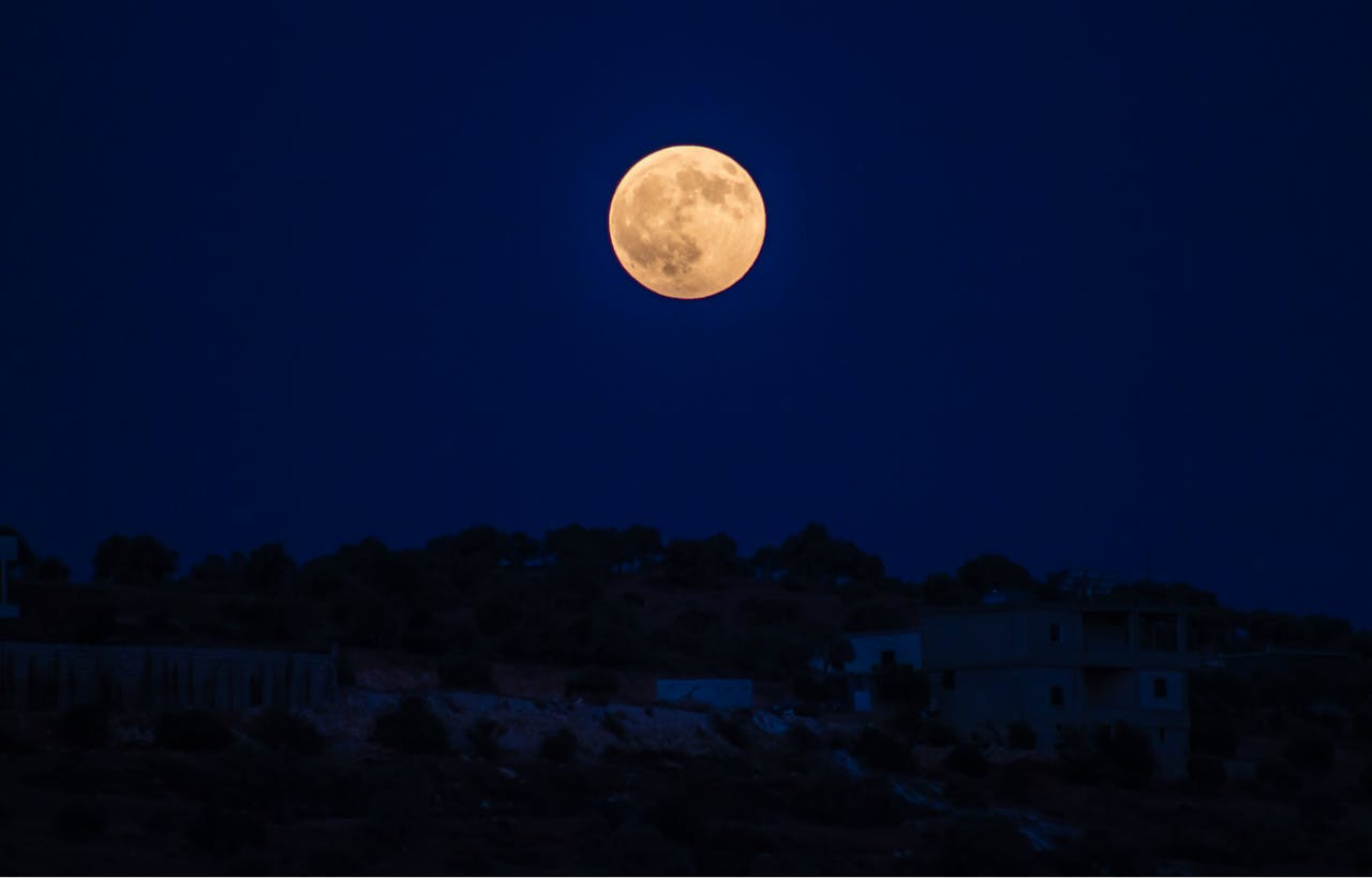Got Your Period On Full Moon? Spiritual Meaning Explained - Mercury ...
